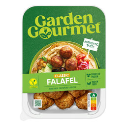 Gebakken rijst met groenten, falafels en yoghurtsaus